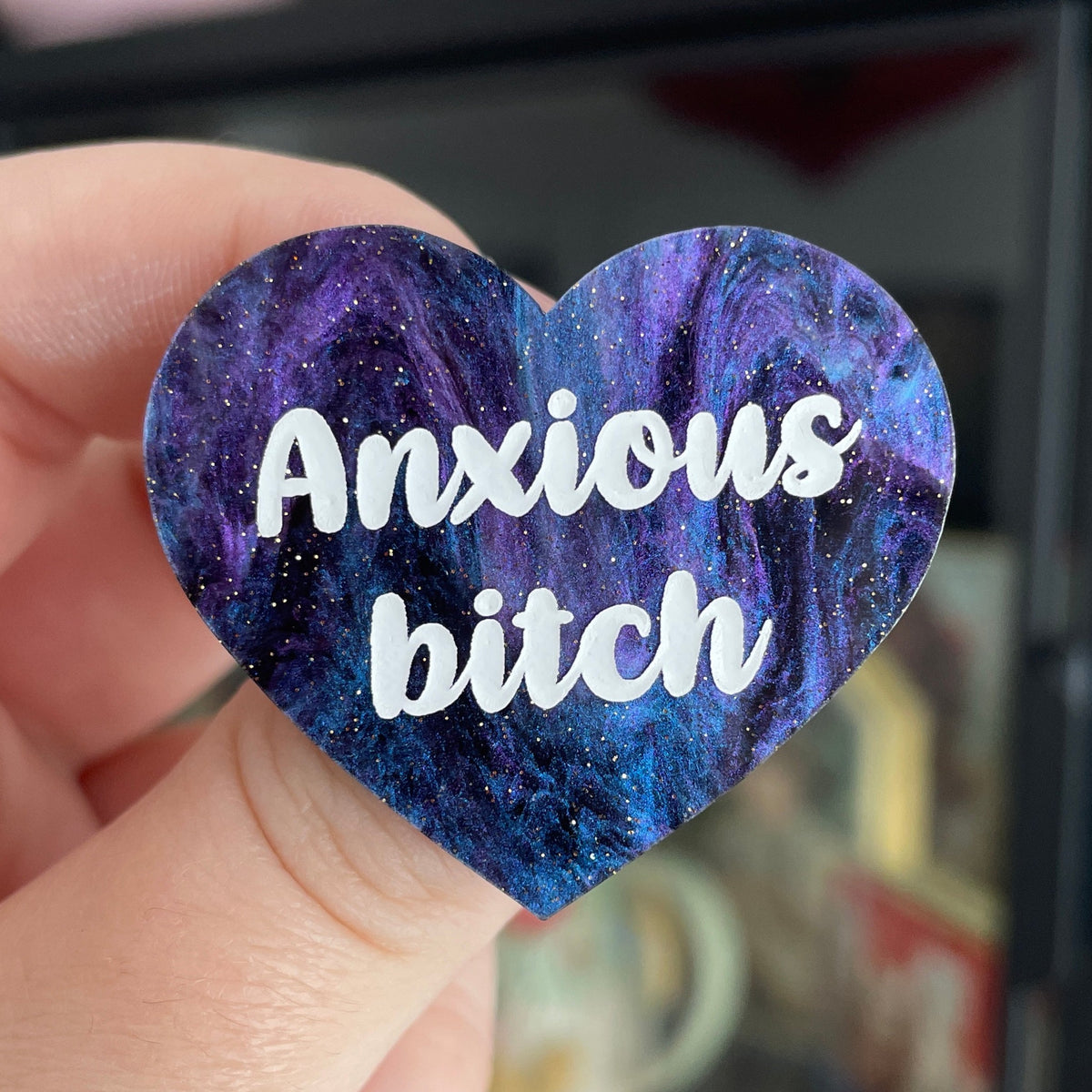 Broche "Anxious bitch" en acrylique marbrée noire, bleue et violette à – Laura Coupeau